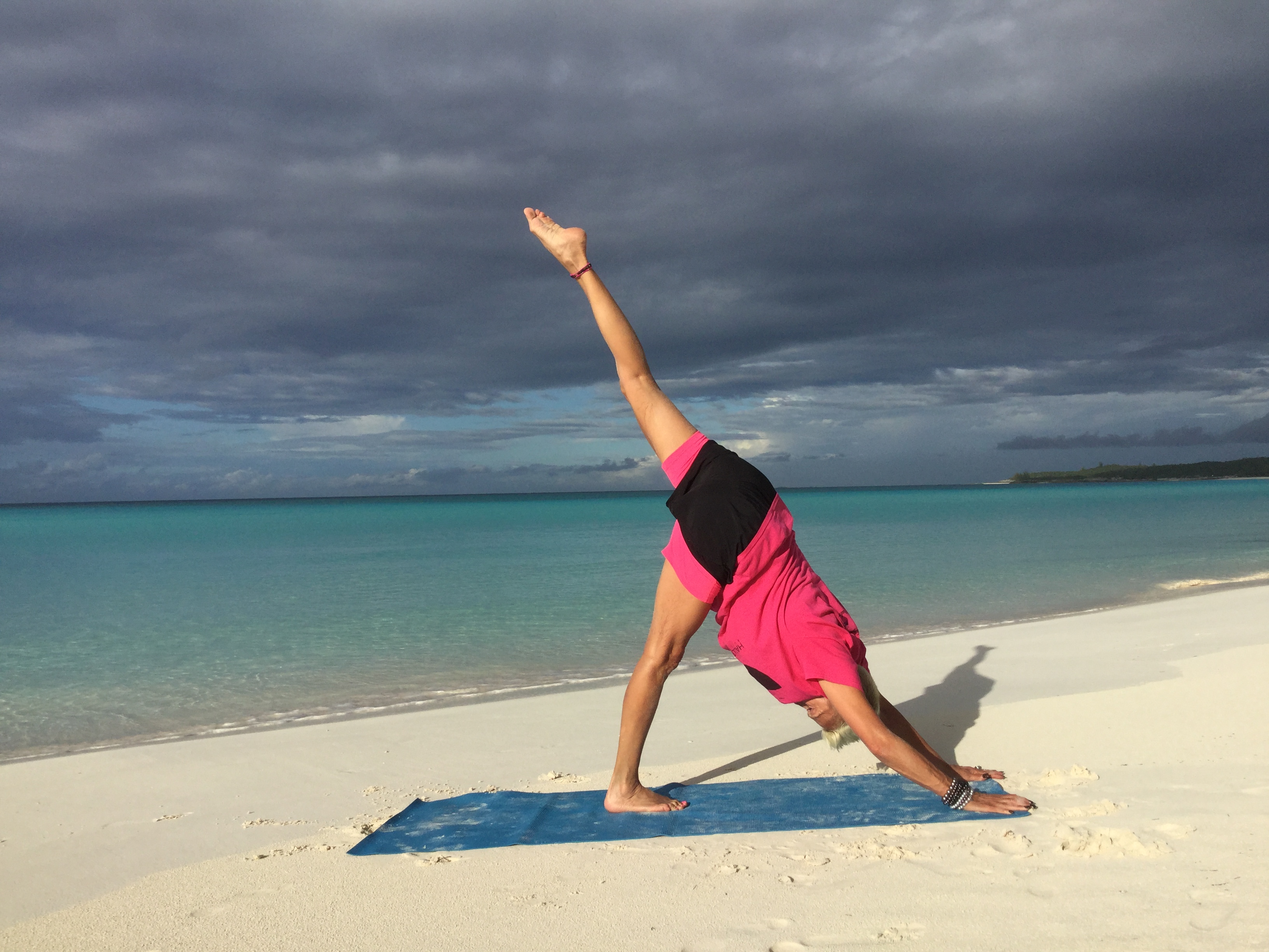 YOGA CHRISTMAS WORKOUT! (Yoga for everyBODY to praise God and celebrate ...