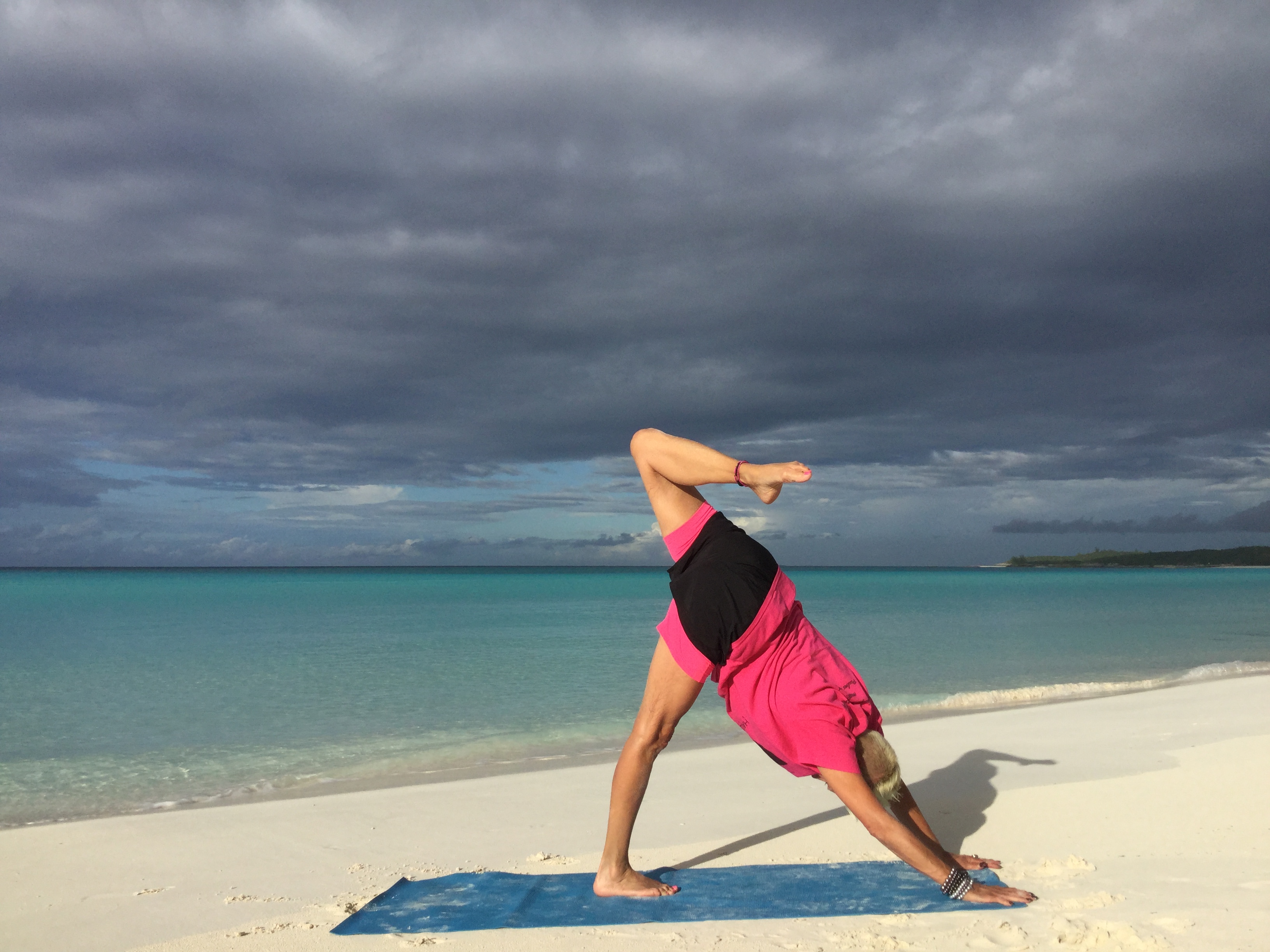 YOGA CHRISTMAS WORKOUT! (Yoga for everyBODY to praise God and celebrate ...