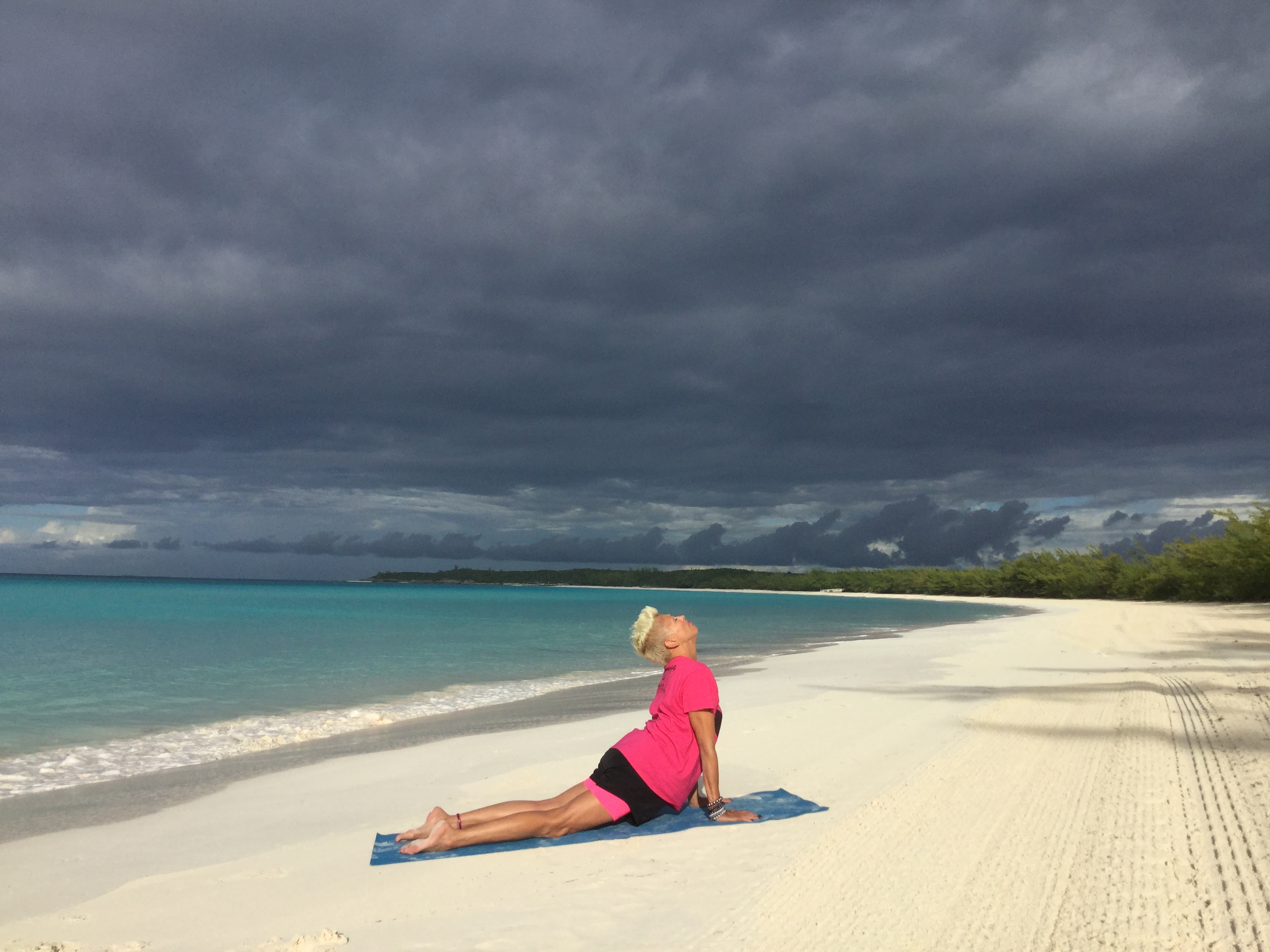 YOGA CHRISTMAS WORKOUT! (Yoga for everyBODY to praise God and celebrate ...