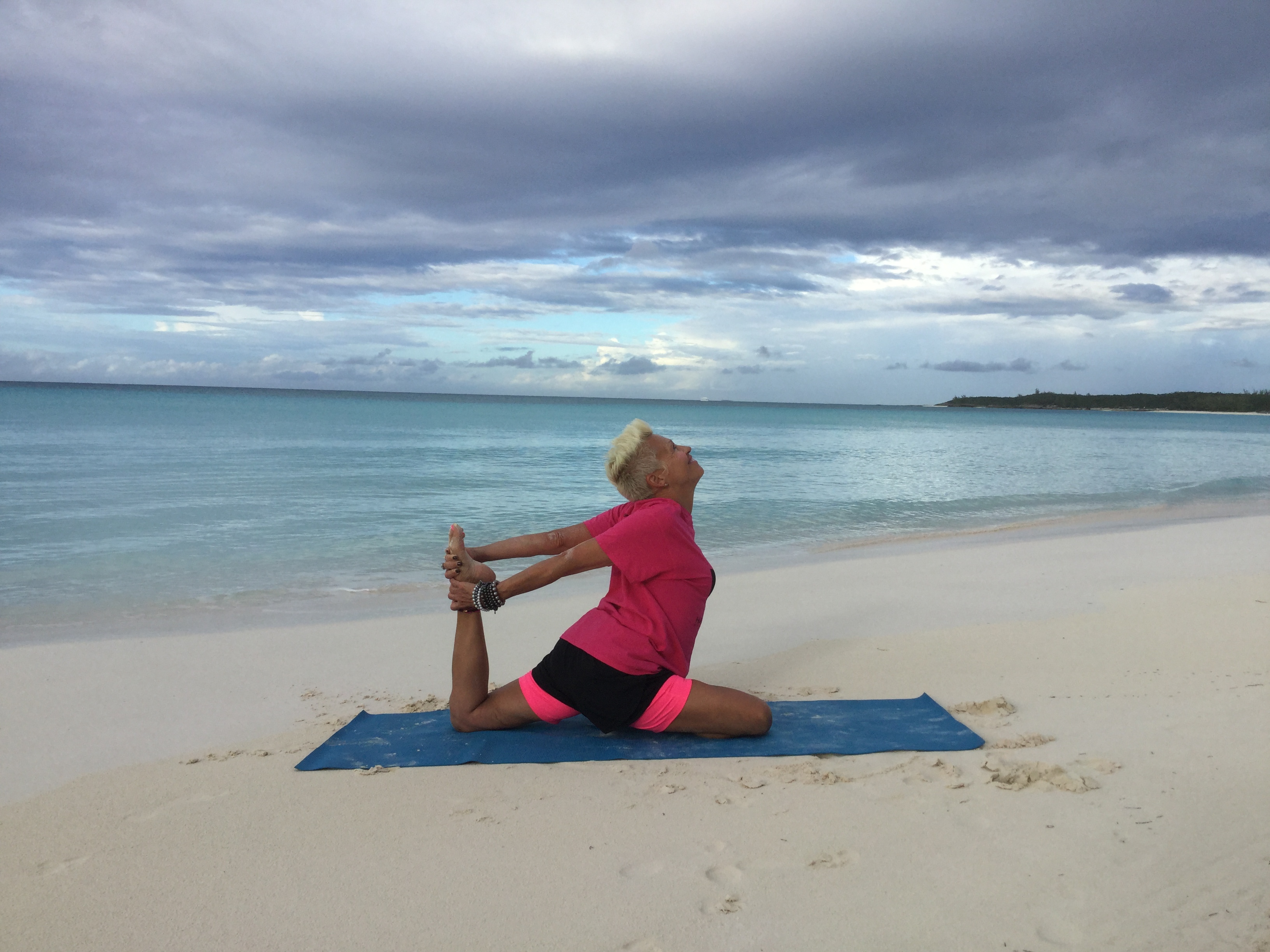 YOGA CHRISTMAS WORKOUT! (Yoga for everyBODY to praise God and celebrate ...