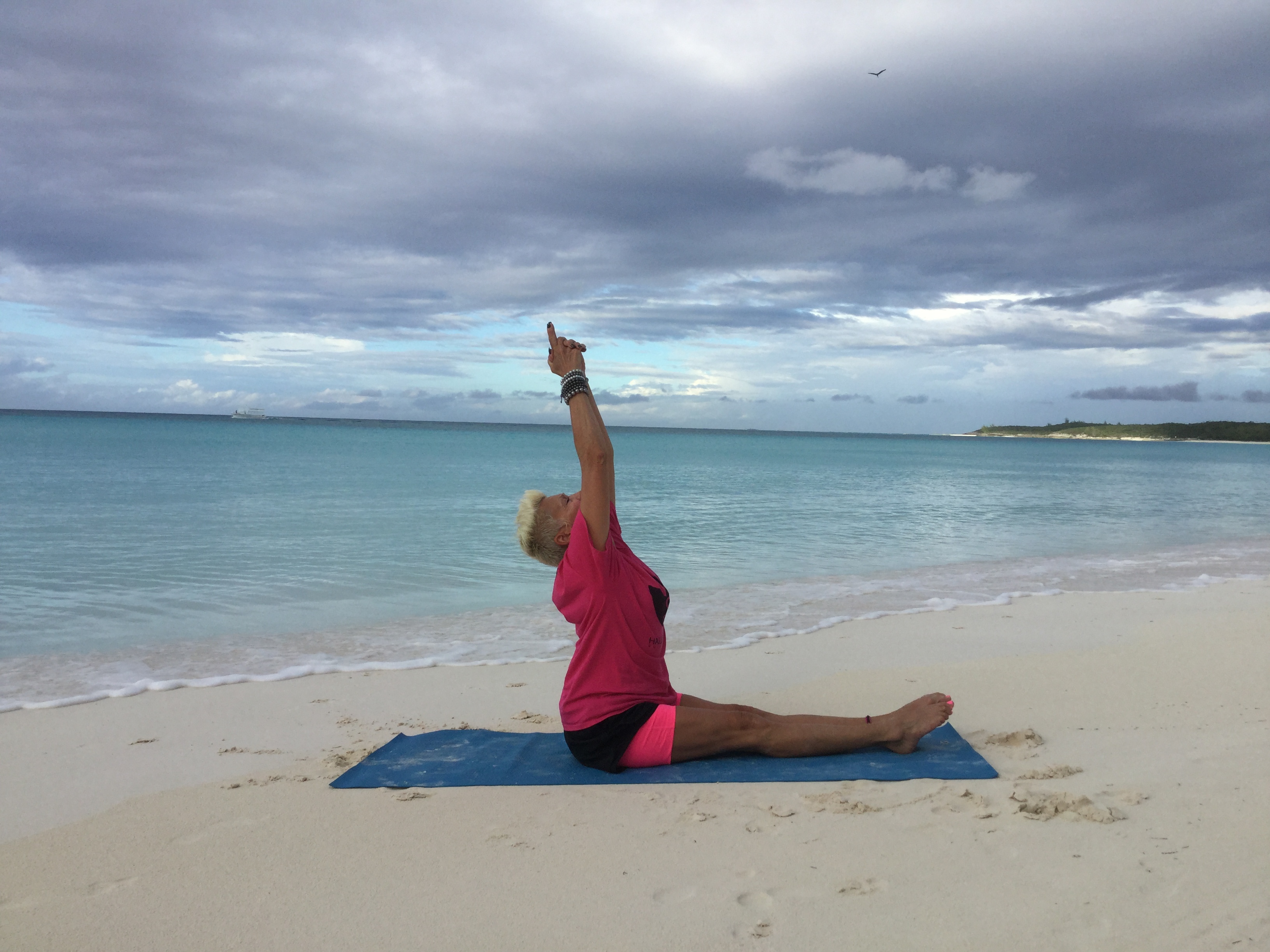 YOGA CHRISTMAS WORKOUT! (Yoga for everyBODY to praise God and celebrate ...